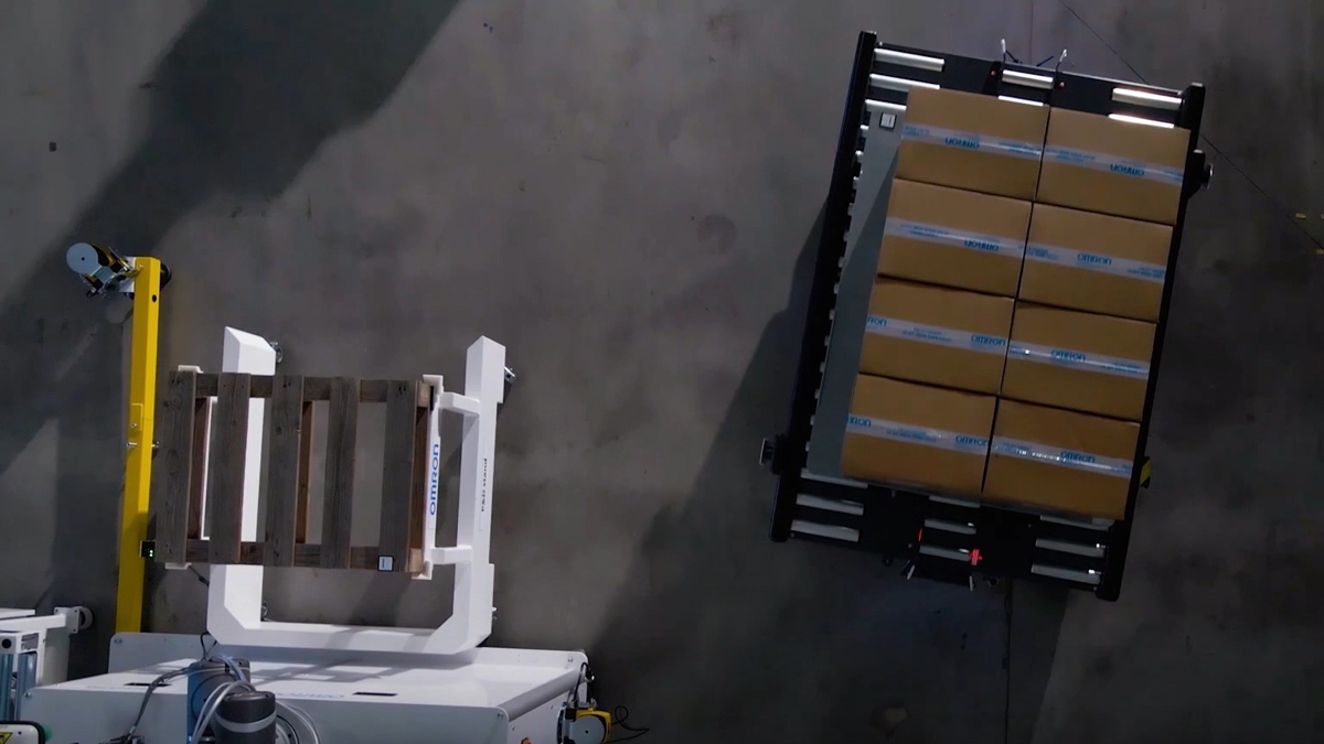 Three ways to pick up a pallet using a mobile robot | Omron